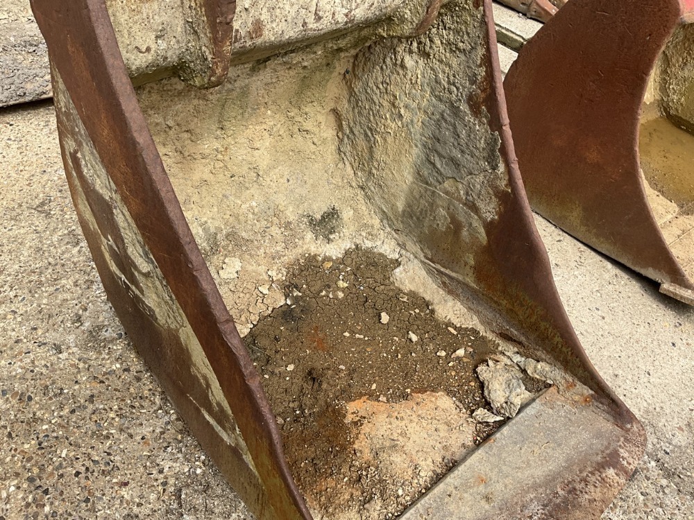 APPROX 2.6ft TOOTHLESS DIGGING BUCKET TO SUIT 30 TON MACHINE | CP DYNES ...