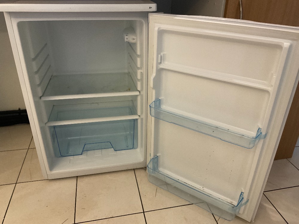 LEC UNDERCOUNTER FRIDGE | UUJ I T284 | Mid Ulster Auctions