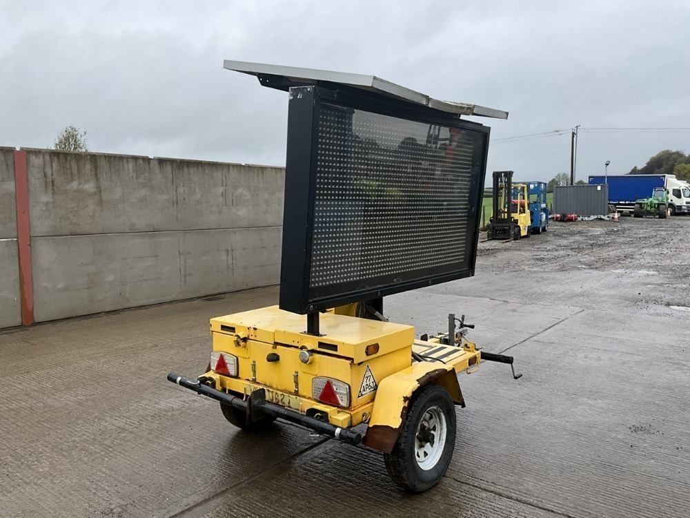 AMERICAN SIGNAL SINGLE AXLE FAST TOW MESSAGE BOARD | MACHINERY I T307 ...