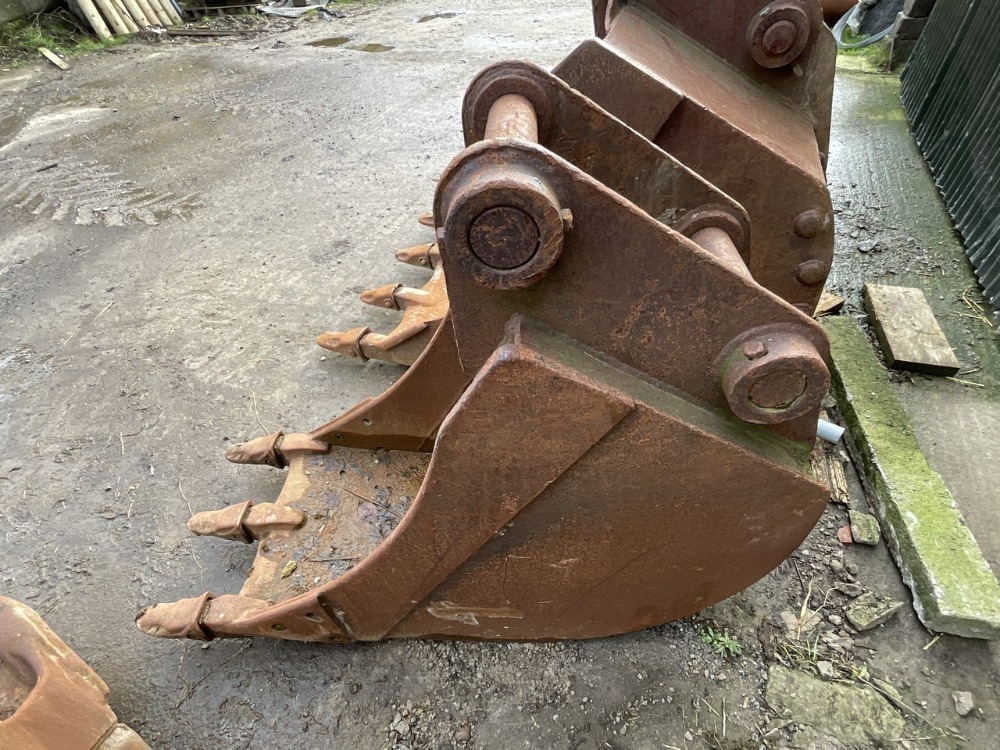 APPROX 2ft TOOTHED DIGGING BUCKET TO SUIT 20 TON MACHINE | JCL I T178 ...
